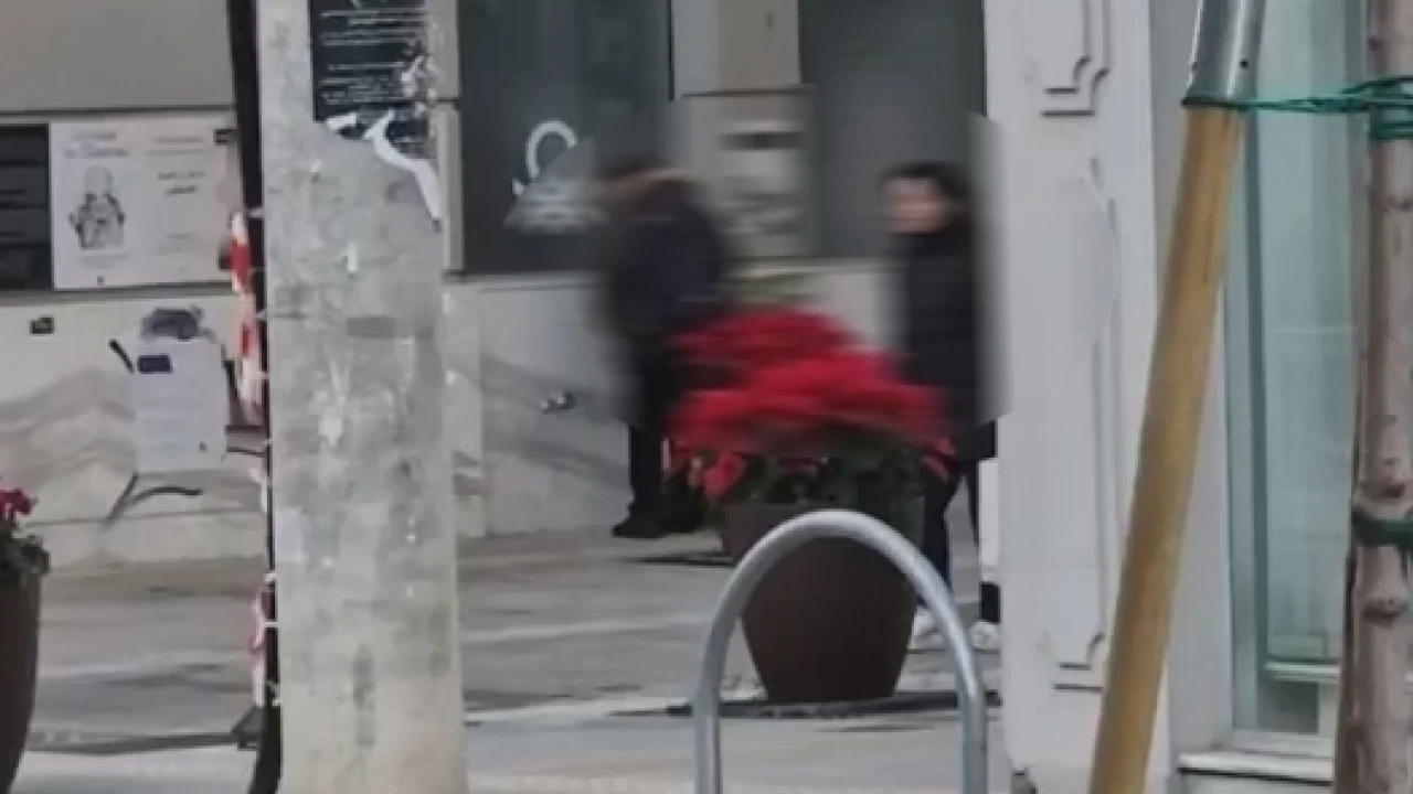 Χανιά “Ξαναμμένο” ζευγάρι κάνει Sex στο κέντρο της πόλης Video Aera Gr